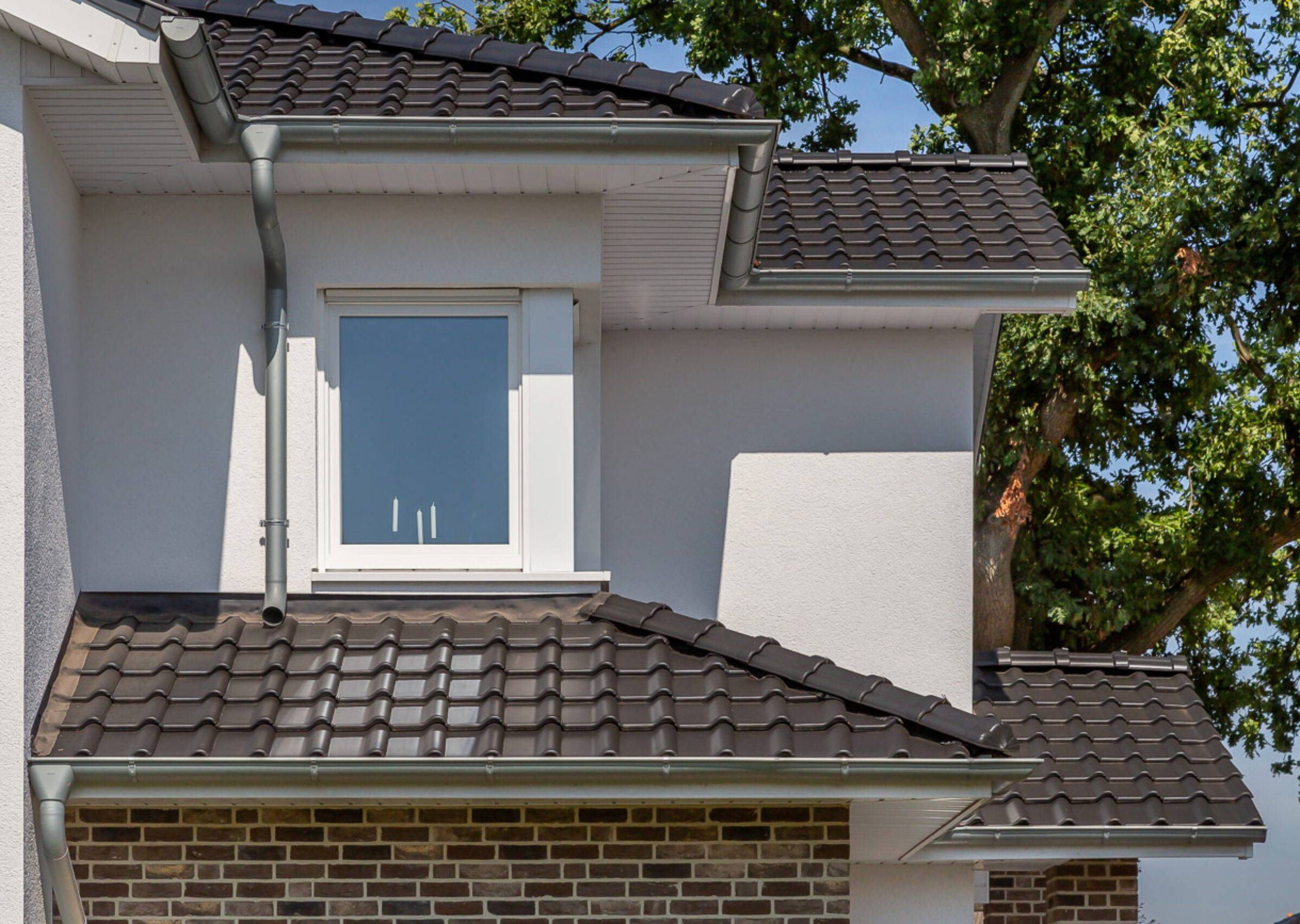 Lille byvilla med flad tagsten J11v i gammel sort